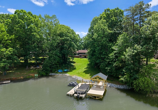 Shady Daze: Waterfront Home W/ Deck, Hot Tub & Lake Views - Lake Norman, NC