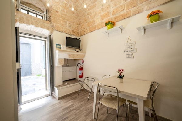 La Petite Maison: Cozy Studio Apartment Within Walking Distance Of The White City - Ostuni