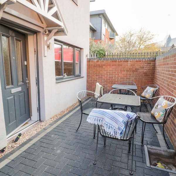 Entire Cottage Close To Coventry City Centre. 4 En-suite Bedrooms, Gated Parking - 코번트리