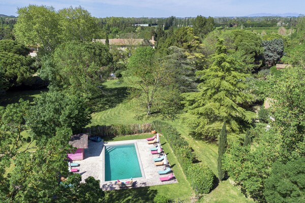 Tiny House In Park With Swimming Pool, Disconnection Guaranteed Near Avignon Center! - Le Pontet