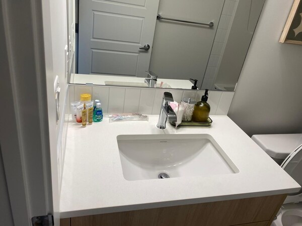 Brand New Yeg Airport Entiresuite | 15min | Self Checkin - Edmonton