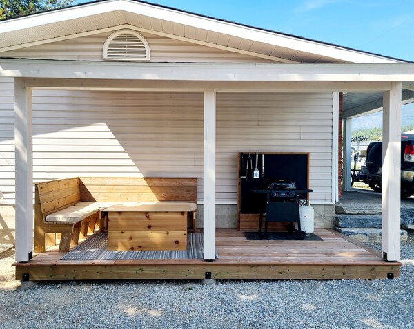 Cozy And Bright, Newly Renovated Two Bedroom Suite. Only Minutes From Downtown! - Golden