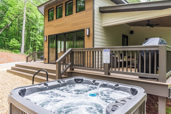 New Listing! The Porter Retreat - 35 Acres, Hot Tub, Fire Pit - Dahlonega, GA