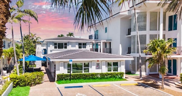 Cozy 1br W/ King Bed + Shared Jacuzzi Access - Coral Springs, FL