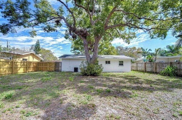 Charming 2-bedroom Bungalow In Enjoyable Belleair Bluffs - Clearwater, FL