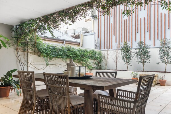 City Escape - Newcastle Cbd - Spacious Apartment With Beautiful Courtyard - Newcastle, Australia