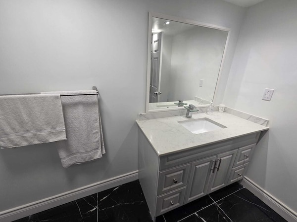 Charming 2-bedroom Basement In Mississauga - Brampton