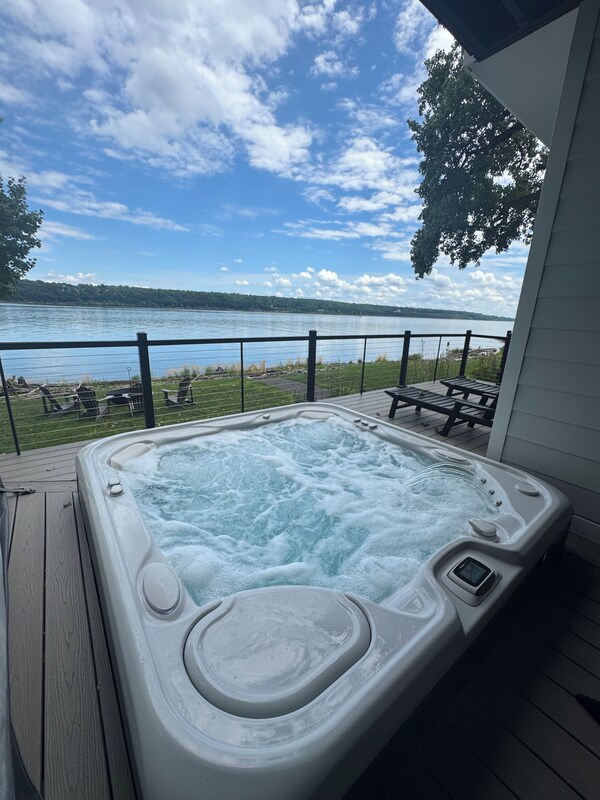 Hot Tub Waterfront Luxury, Next To Hits - Germantown, NY