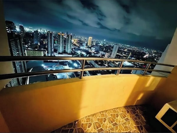 Cozy 1-bedroom Condo With Wifi, Ac In Birch Tower Malate - Manila