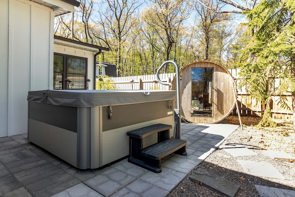 New Listing! Water Views W/ Hot Tub & Sauna - 홀랜드