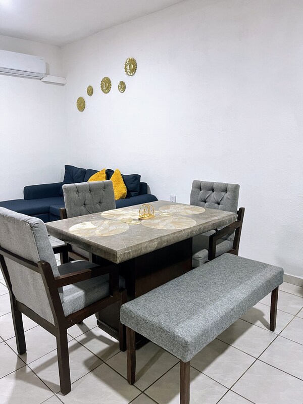 Casa Climatizada, Porton Electrico, Cochera Techada, Decorada Con Amor - Colima
