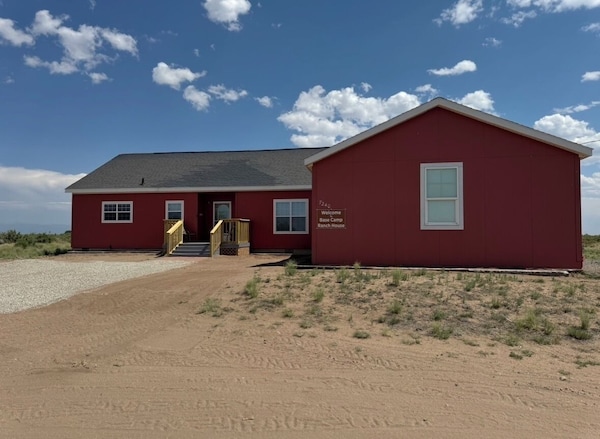 Base Camp Ranch House. One-of-a-kind 3 Bedroom, 4 Bath House. Inside Alamosa's #1 Campground - Alamosa, CO