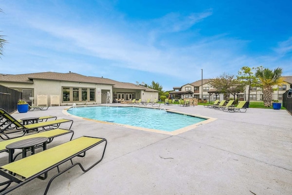 Modern Luxury 2br Getaway - Cedar Hill, TX