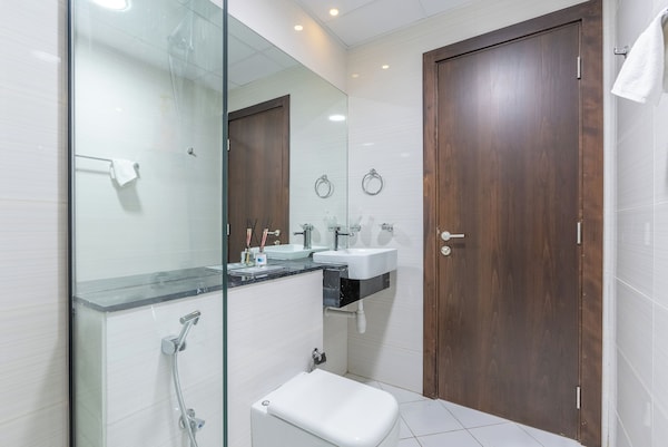 Cozy Bed & Breakfast In Charming Dubai With Wifi,ac, Fitness Room, Swimming Pool - Dubái