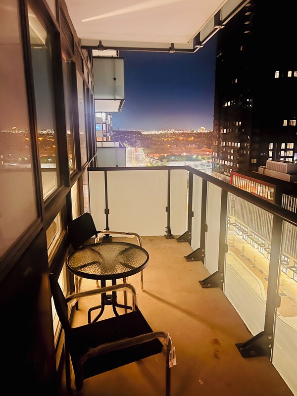Luxury 1br Condo | Sophisticated & Stylish Stay By Square One - Lakeshore
