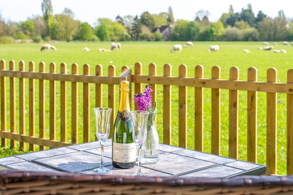 Gin And Toffee Is A Beautifully Restored Railway Carriage Nestled In Thaxted - Saffron Walden