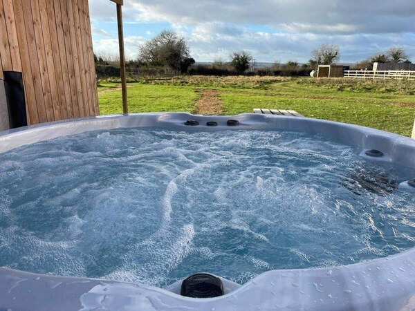 Paulton - Sleeps 2 - Petfriendly - Hottub - Garden - Cotswolds
