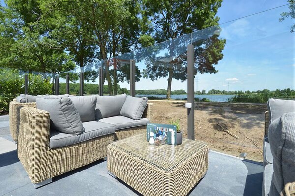 Comfort Meets Convenience Near Bossche Broek Nature Reserve! Onsite Dining - 's-Hertogenbosch