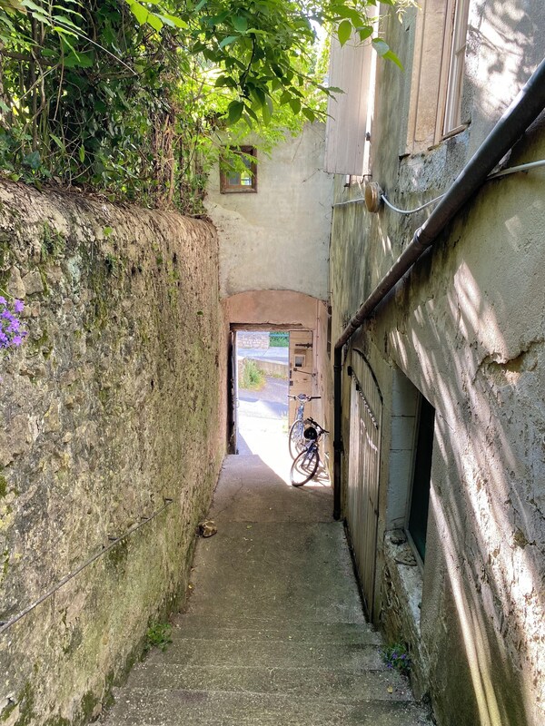 Centrally Located House With Garden - Bourdeaux