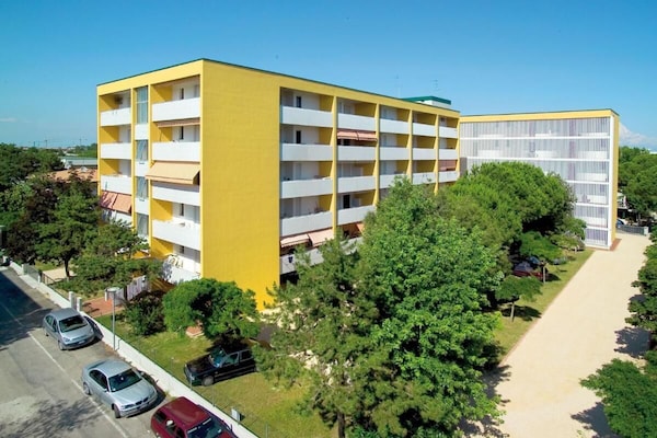 Sunny Escape Near The Sea And Town Life - Bibione