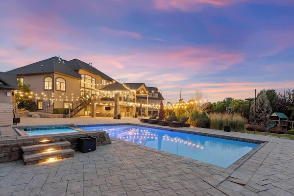 Luxury Mansion *Sleeps 20 *Pool *Sportcrt *Theater * Gym * Hot Tub & Games - Sandy, UT