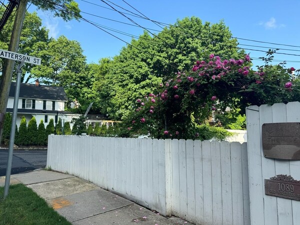 Exclusive 1-bedroom Furnished Apartment W/garden In Historic Roslyn, Sleeps 4. - Bayside - Queens NY