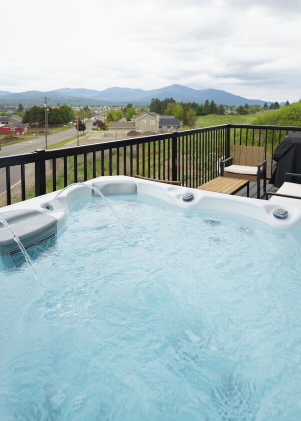 Golf Getaway - Hot Tub - Ev Charger - New 2025 Build - Post Falls, ID