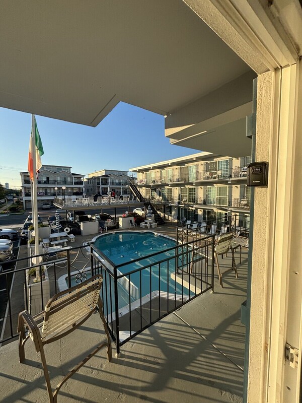 Charming 1-bedroom Condo With Pool In Fabulous North Wildwood Block From Beach - Stone Harbor, NJ