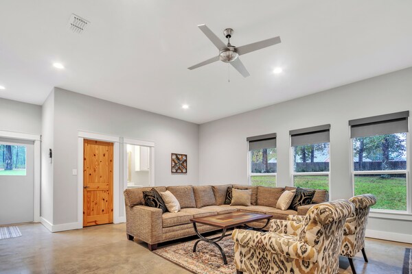 New! Hidden Gem 3 Br Farmhouse On 25+ Gated Acres In Nacogdoches, No Pet Charge - Nacogdoches, TX