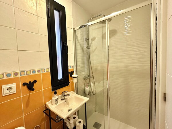 Room With Private Bathroom In A Private House, Independent Entrance - Donostia-San Sebastian
