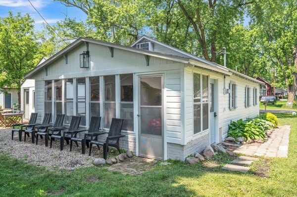 Charming 2-bedroom Cottage On West Lake Okoboji With Ev Charging - Okoboji, IA