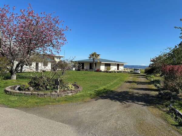 Kingston Waterfront Retreat  Beach, Pool & Amazing Sound & Mountain Views! - Poulsbo, WA