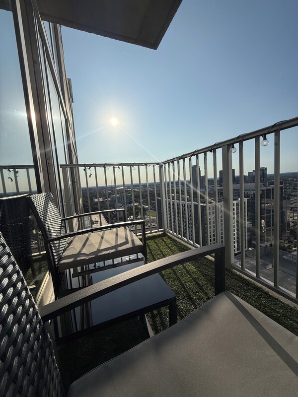 Midtown High-rise King Bed Free Parking Rooftop Pool City Views! - Atlanta