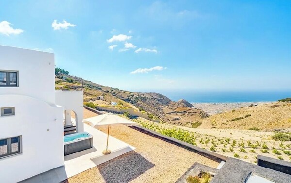 Athelia Villa With Private Jacuzzi, In Fabulous Pyrgos Kallistis - Santorini