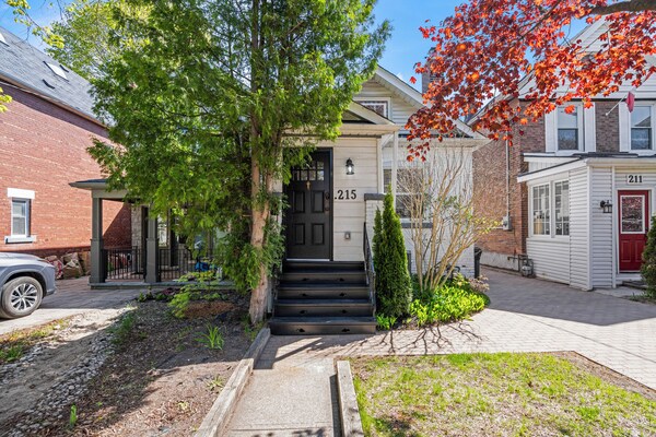 Entire Home, Newly Renovated, Sleeps 6, Upper Beaches With Hot Tub And Parking - Toronto