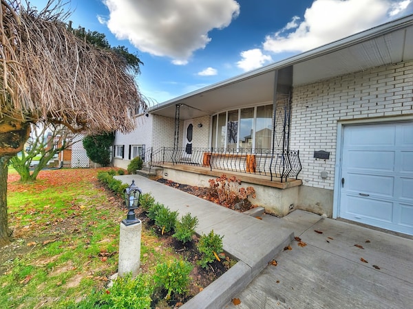 Emery Street Elegance- 15 Minutes Walk To The Falls & Clifton Hill_free Parking - Welland