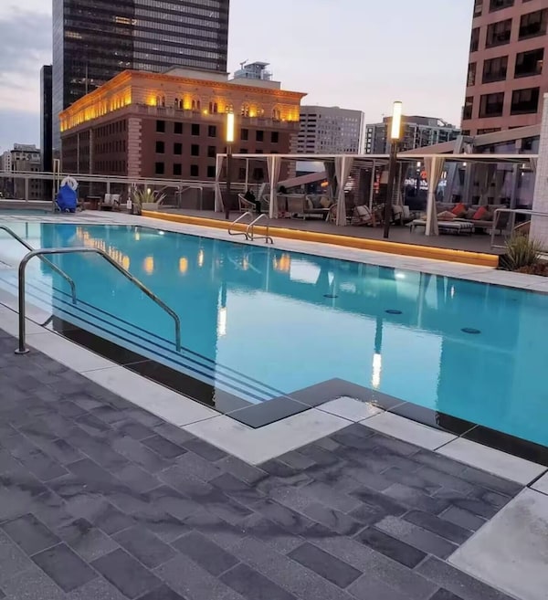 Stunning 3br High-rise Apartment With Pool, Spa & Rooftop Views - Downey, CA