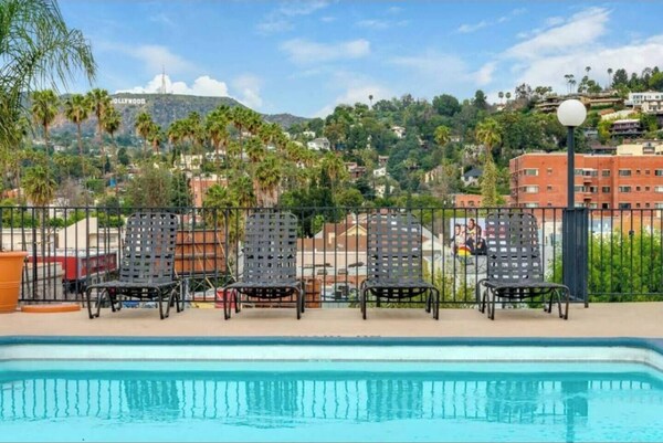 Snazzy 2bd Apt/ Rooftop Pool With Stunning View Of The City & The Hollywood Sign - Toy District - Los Angeles