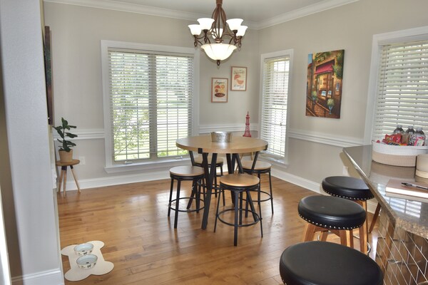 Spacious 4 Bed Island House On Lake Hamilton With Boat Slip - Lake Hamilton, AR
