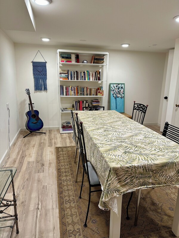 Charming And Spacious 1 Bedroom Unit In House. Private And Very Comfortable. - Gresham, OR
