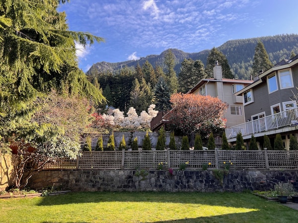 Beautiful Home In Forest Country - Pet Friendly! - Grouse Mountain