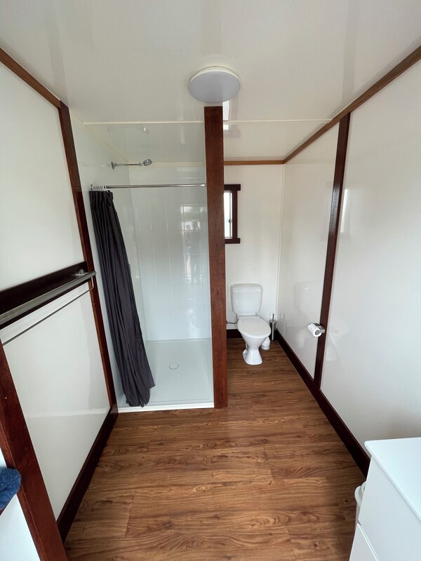 Clean And Convenient Cabin Centrally Located In Atherton Township. - Atherton