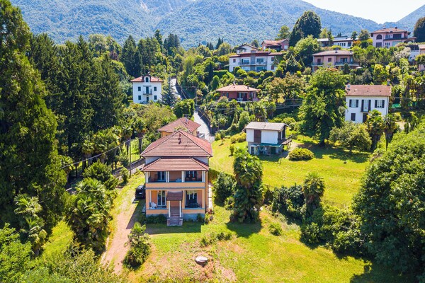 Vista Verde Apt. 5 Min Walk To Lake, Porto Valtravaglia, Italy - Luino