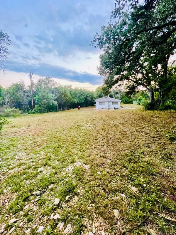 0.4m Walk To Lake Whitney! Small Peaceful Cabin That Sleeps 12! Outdoor Space! - Lake Whitney, TX