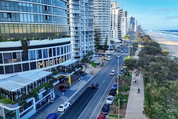 Sky-high Beachside Condo - Pet Friendly - Surfers Paradise