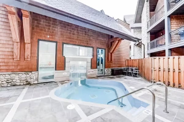 Chic Rockies Getaway - Pool & Hot Tub - King Bed - Bbq! - Canmore