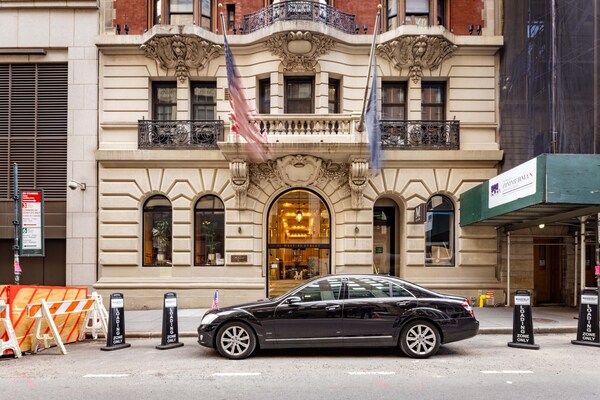 The Gatsby Apartment At The Historic Mansfield Residence - New York City, NY