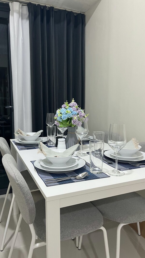 Modern 1brm Apartment, Pool, Fast Wifi, Netflix, Steps From Moa, Bars, Transport - Manila