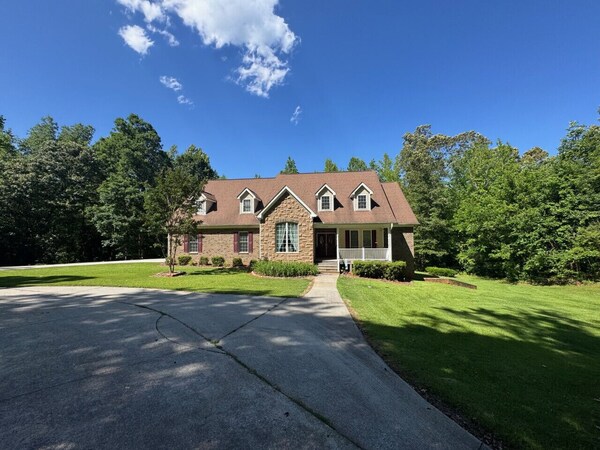 Spacious & Pristine 5 Bedroom 4 Bath Home On 5 Acres - Lake Lucas, NC