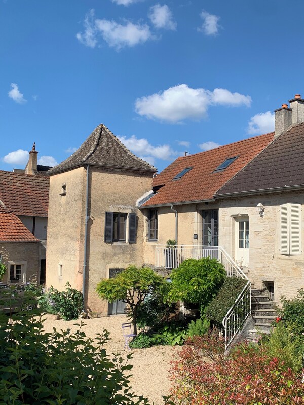 Burgundy House And Dovecote In The Heart Of A Magnificent Wine Village - Côte-d'Or